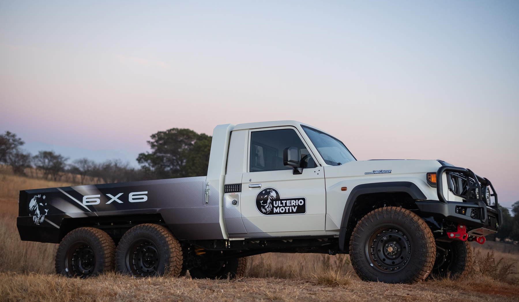 Toyota Land Cruiser gets Ulterio Motive six wheel conversion | Blog ...